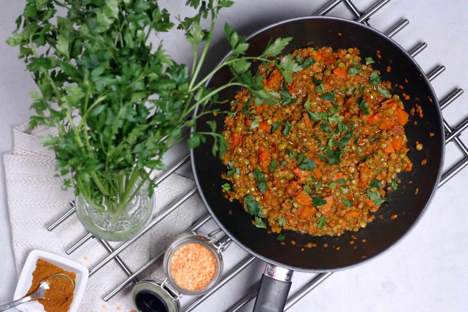 Etiopská dušená čočka s kořením berbere - FreshBites. Etiopská dušená čočka s kořením berbere - FreshBites.