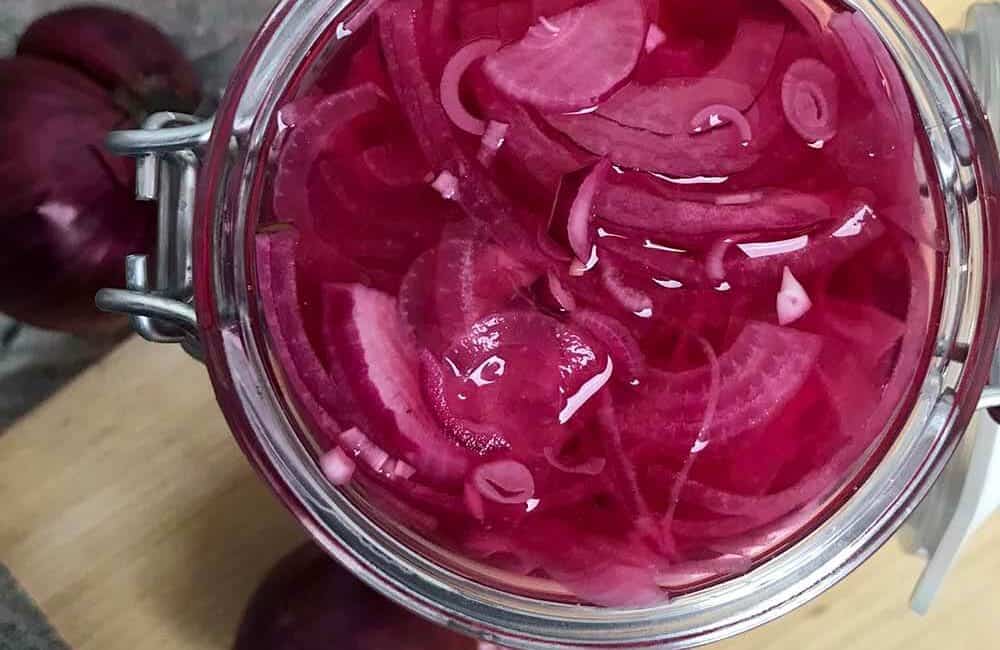 Rychlá nakládaná červená cibule - FreshBites.