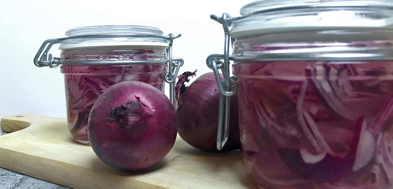 Rychlá nakládaná červená cibule - FreshBites.