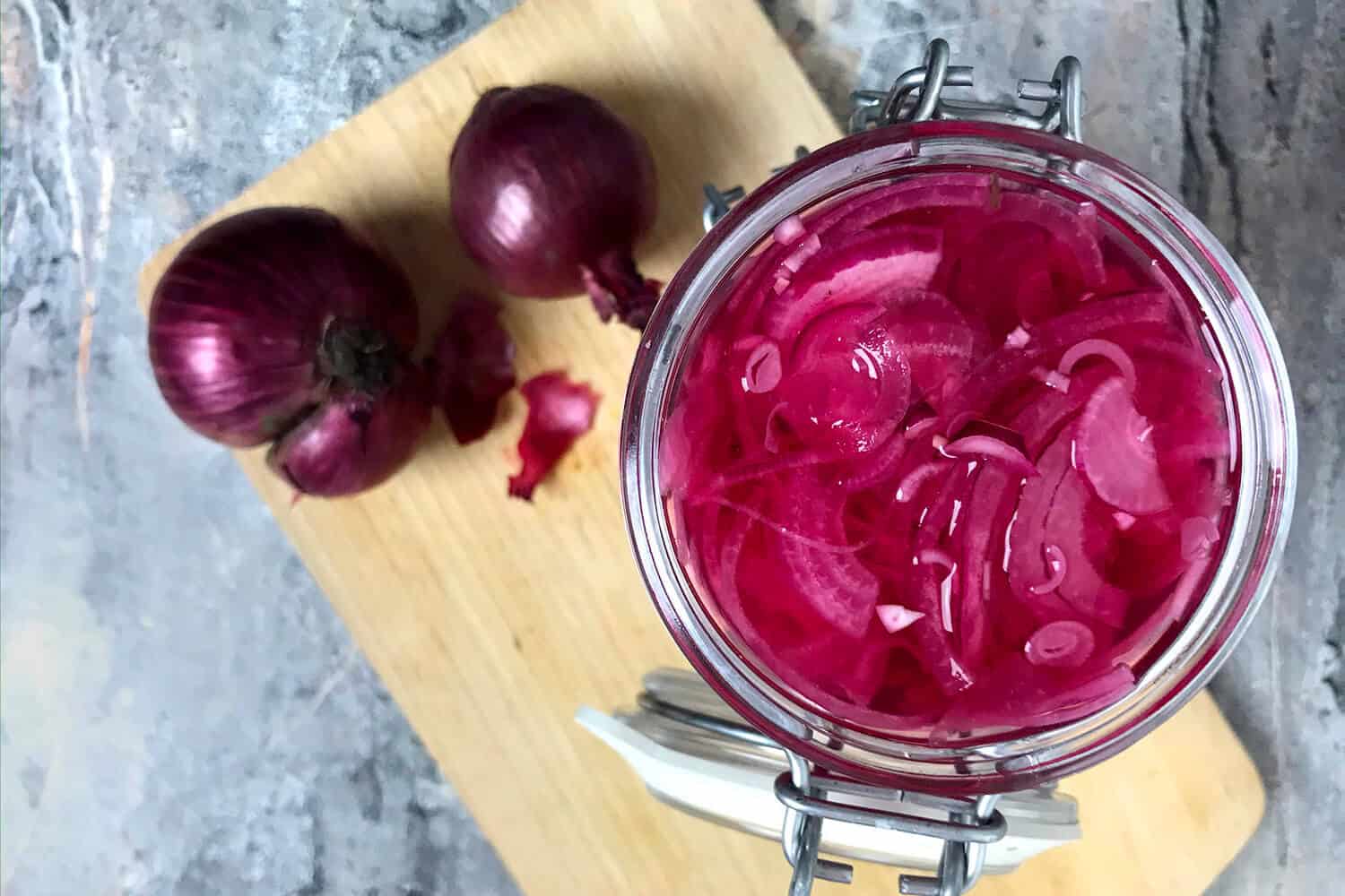 Rychlá nakládaná červená cibule - FreshBites.